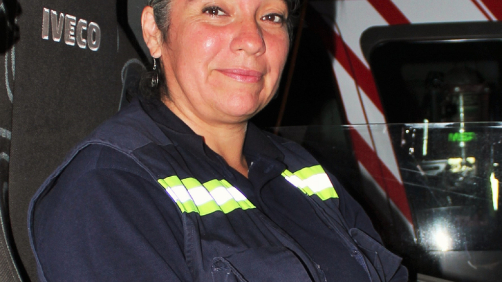 Ximena Marchant Atencio: "Manejar carros bomba es la forma en que me ...