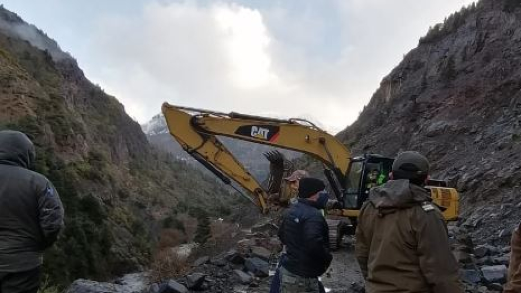 Alud de rocas cortó camino a dos comunidades en Alto Biobío | La Tribuna