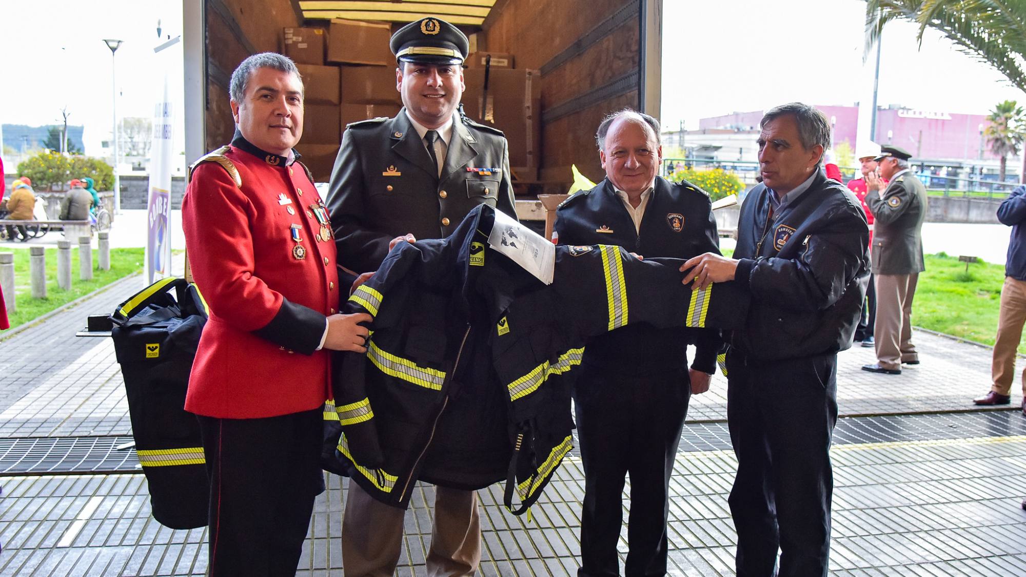 Entregan 180 nuevos uniformes para el Cuerpo de Bomberos de Los Ángeles ...