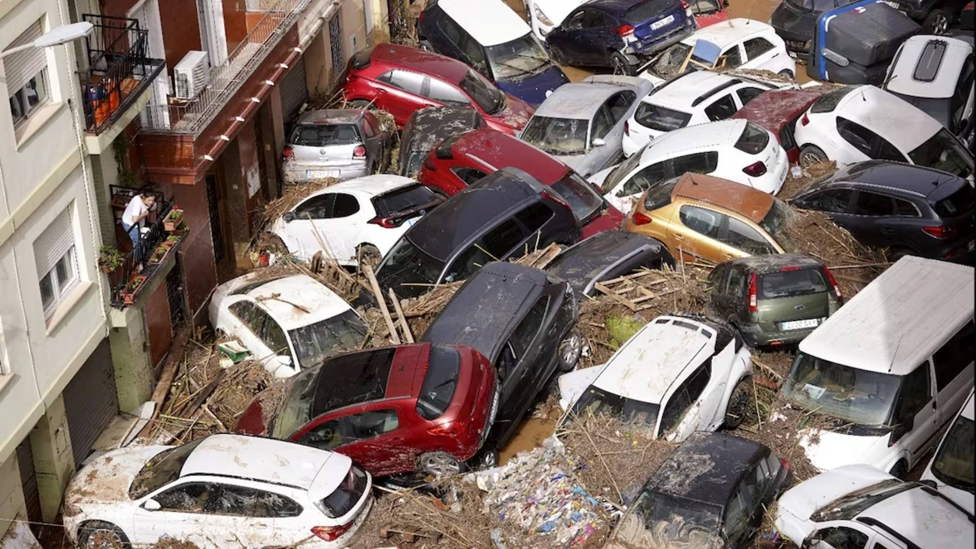 España enfrenta tragedia tras temporal: casi 100 muertos y miles de ...