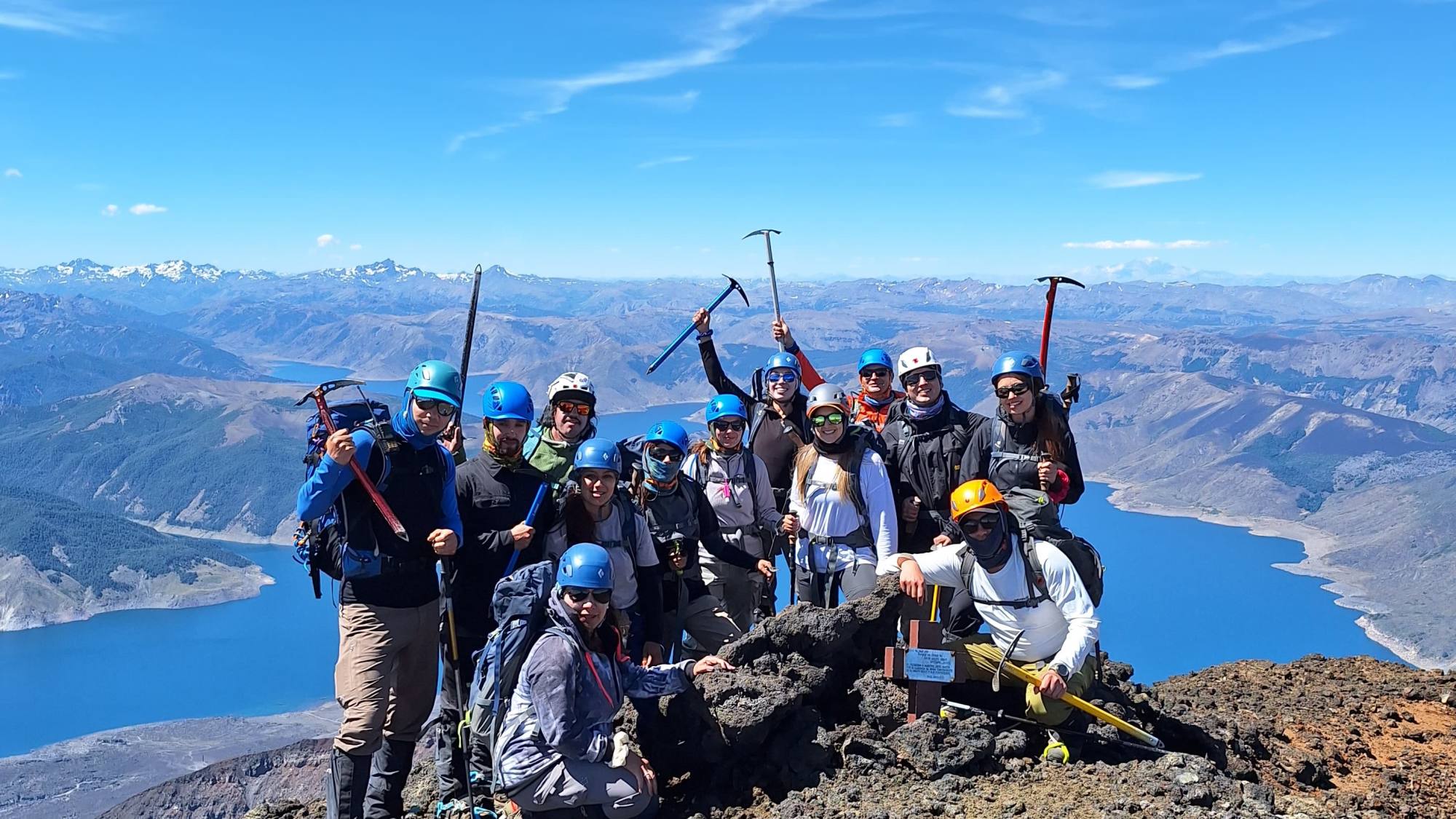 ¡Se logró!: La reacción de montañista al lograr la cumbre del Antuco ...