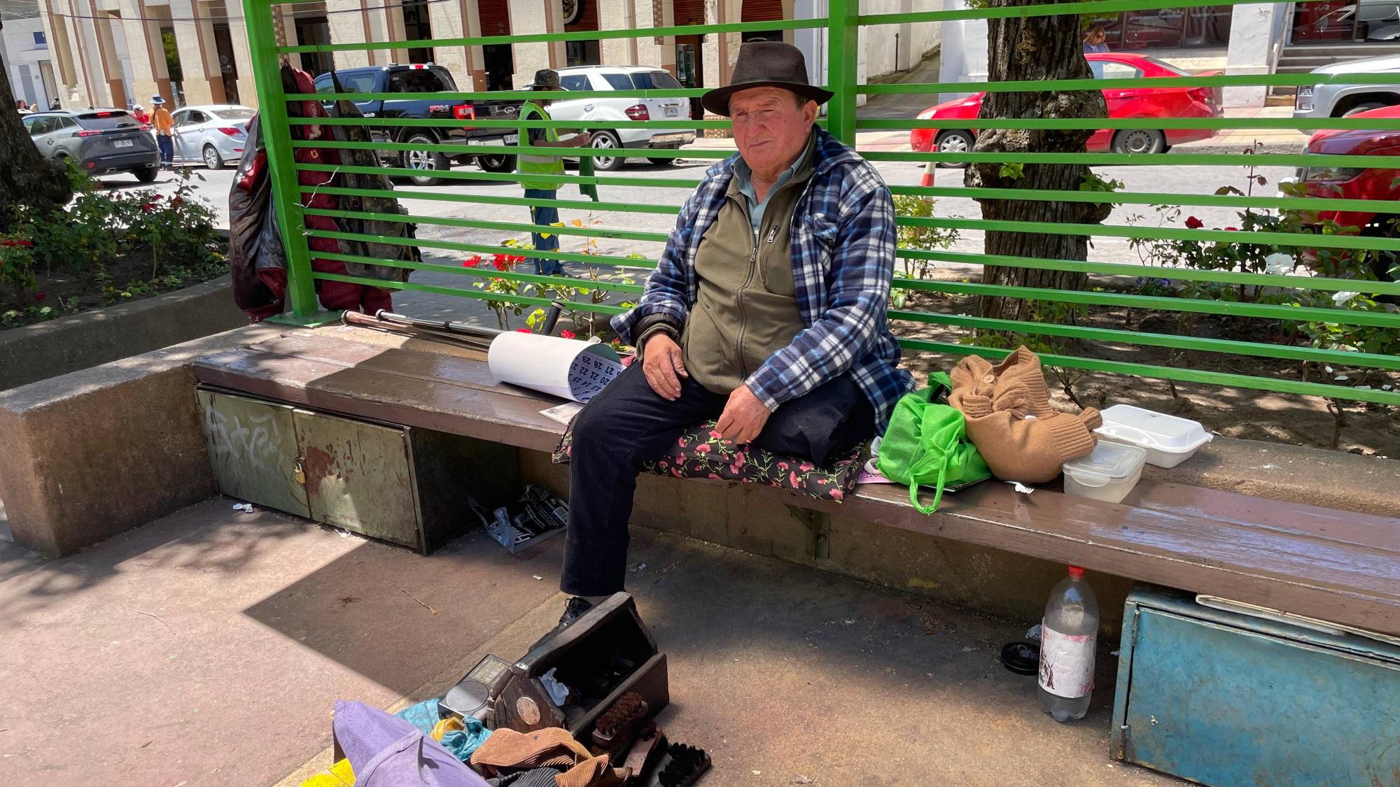 Mario Escobar Montoya, el último de los lustrabotas de la Plaza de ...